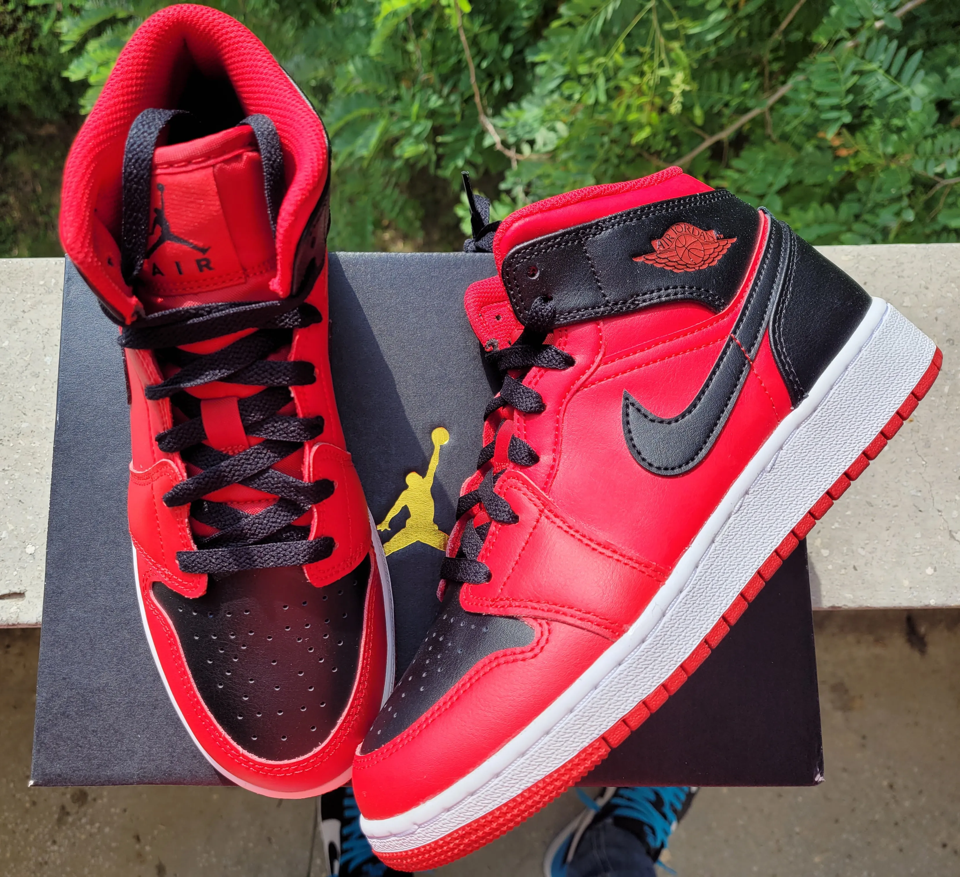 Air Jordan 1 Mid Reverse Bred GS - HypedRo