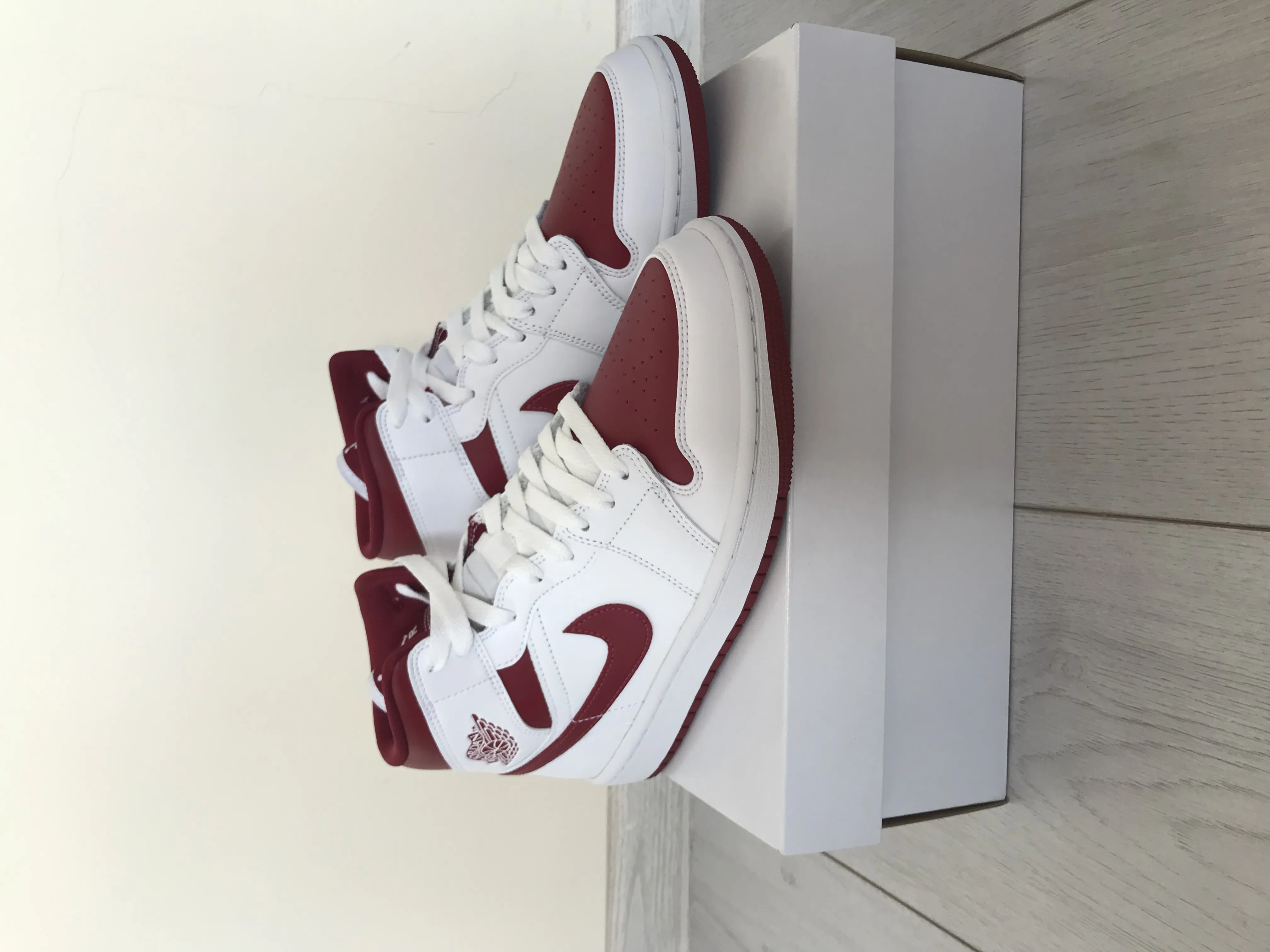 Jordan 1 Mid Reverse Chicago - HypedRo